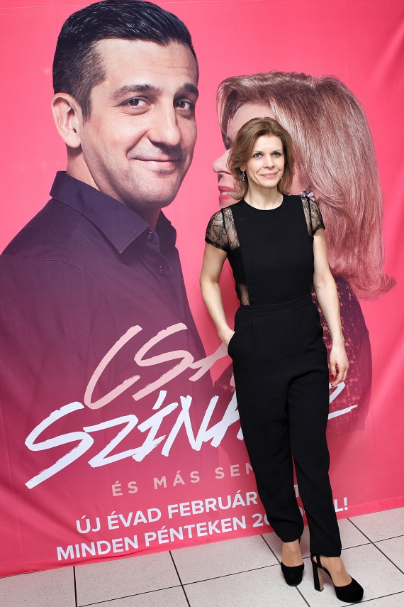 Schell Judit 3 gyerek után is bombázó - Így jelent meg a premieren ...