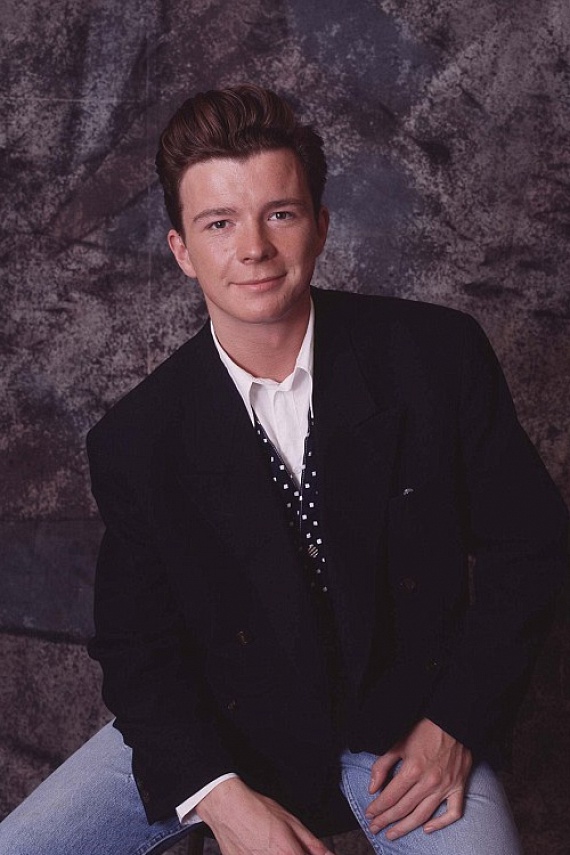 Emlékszel a Never Gonna Give You Up vörös hajú énekesére? Ilyen sármos ...